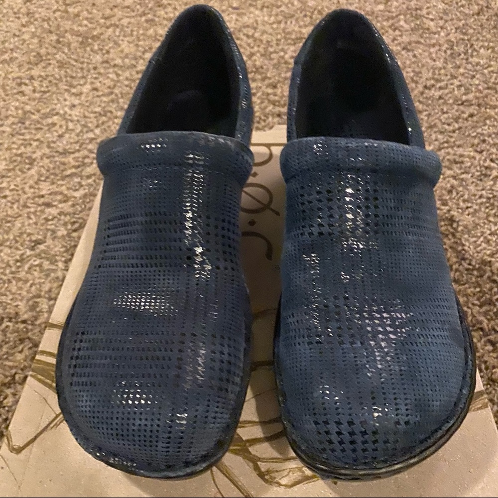 B. O. C.- Born Concept. Navy. Clogs. - Gem